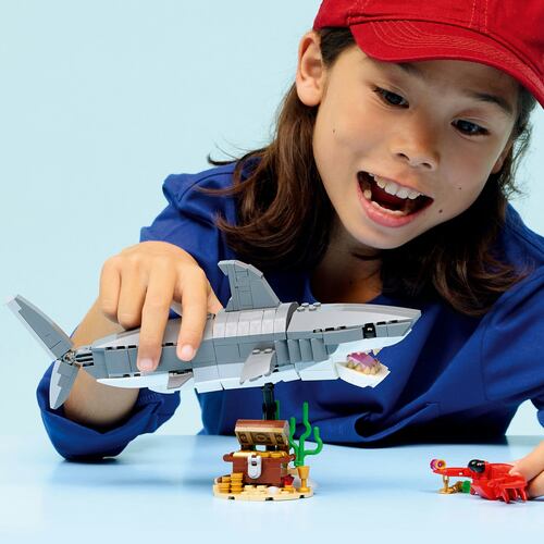 LEGO® Creator Tiburón Feroz con Cofre del Tesoro