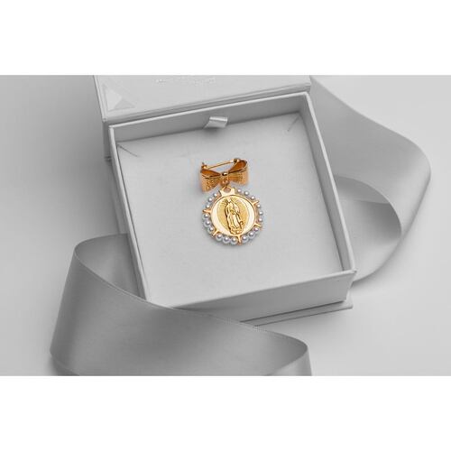 Segurito de la Virgen de Guadalupe dorado con marco de perlas en moño