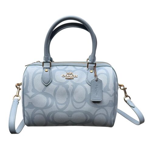 Bolsa COACH Satchel Rowan color azul pastel con logos resaltados